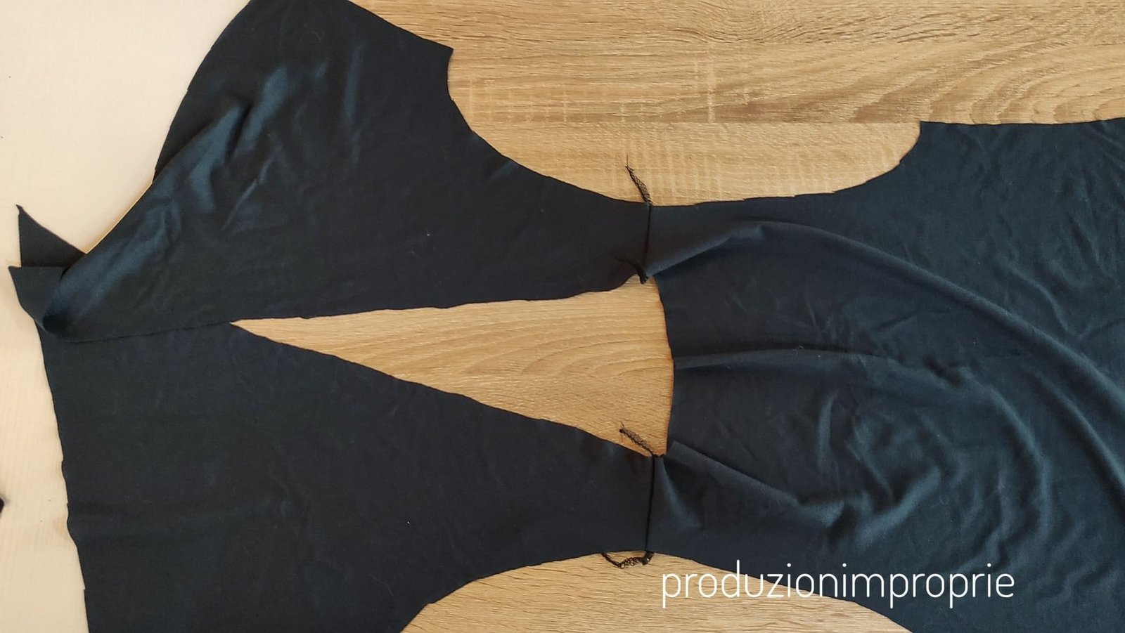 Abito Lungo Con Lo Scollo Incrociato | Produzionimproprie